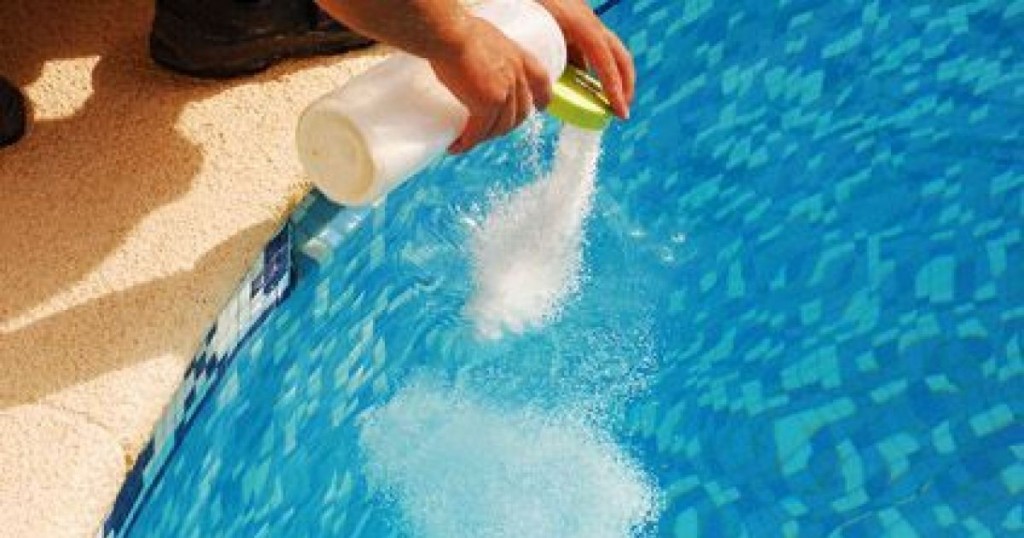 Les produits d’entretien nécessaires pour votre piscine - Mosaïque Piscine